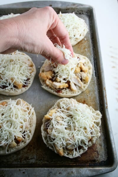 BBQ Chicken Mini Pizzas - Mom Loves Baking
