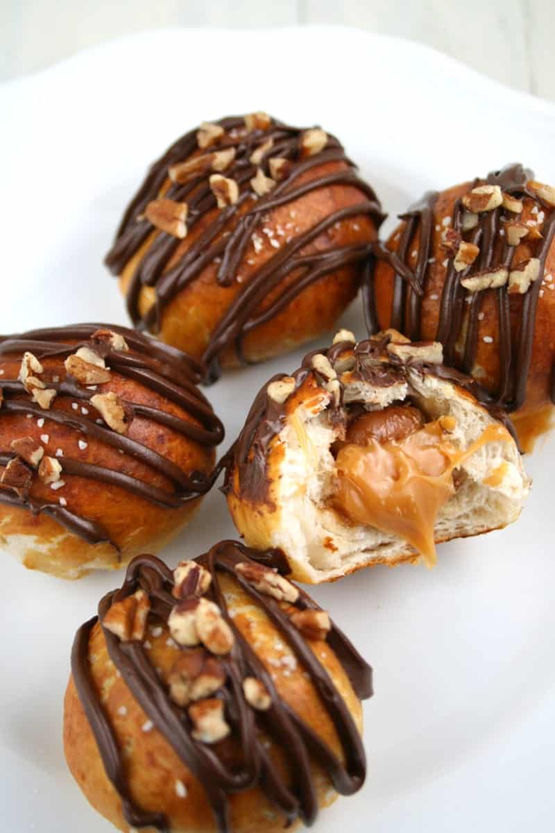 Chocolate Turtle Apple Slices - Mom Loves Baking