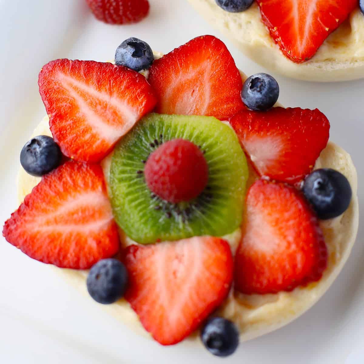 Easy Bagel Fruit Pizza - Mom Loves Baking
