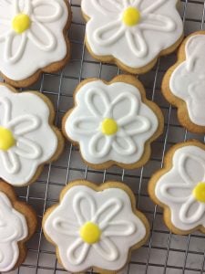 Royal Icing Daisy Sugar Cookies - Mom Loves Baking