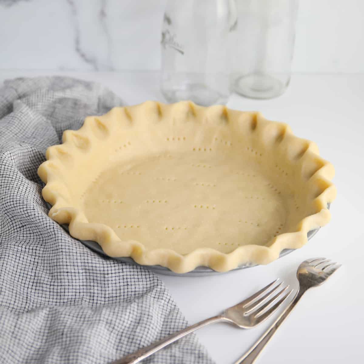 How to Make a Foolproof Flaky Pie Crust - Mom Loves Baking