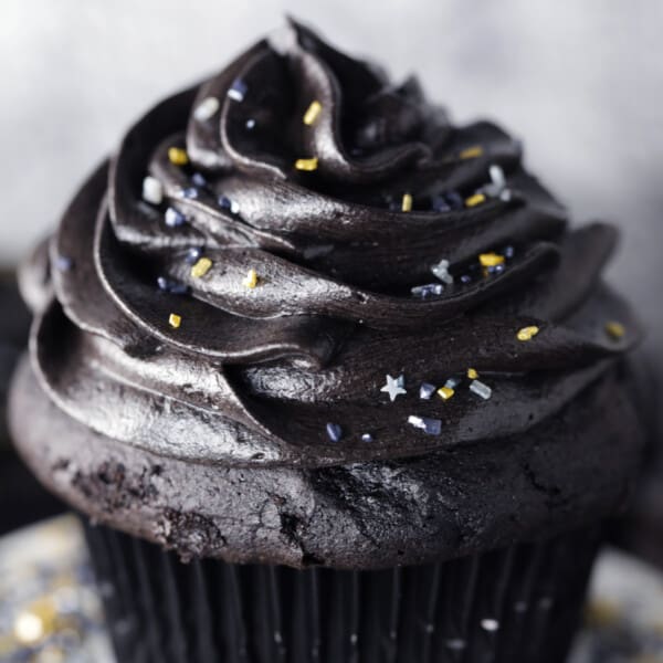 Black Buttercream Frosting - Mom Loves Baking