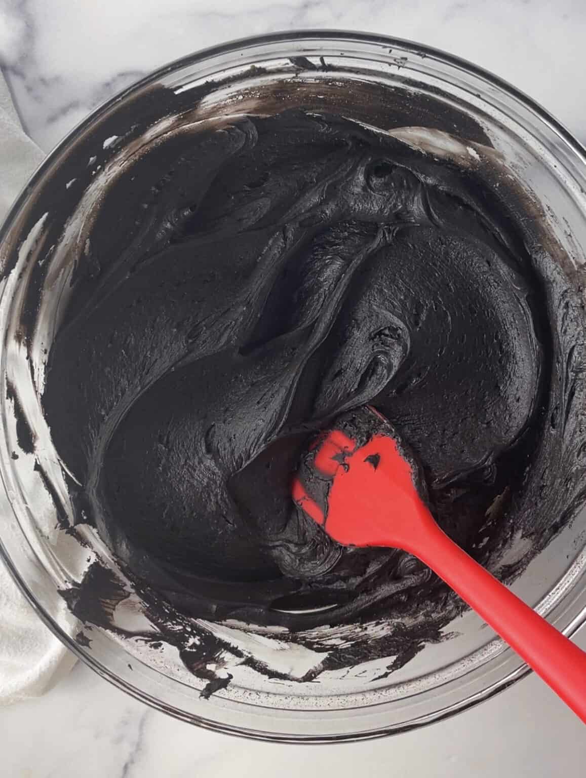 Black Buttercream Frosting - Mom Loves Baking