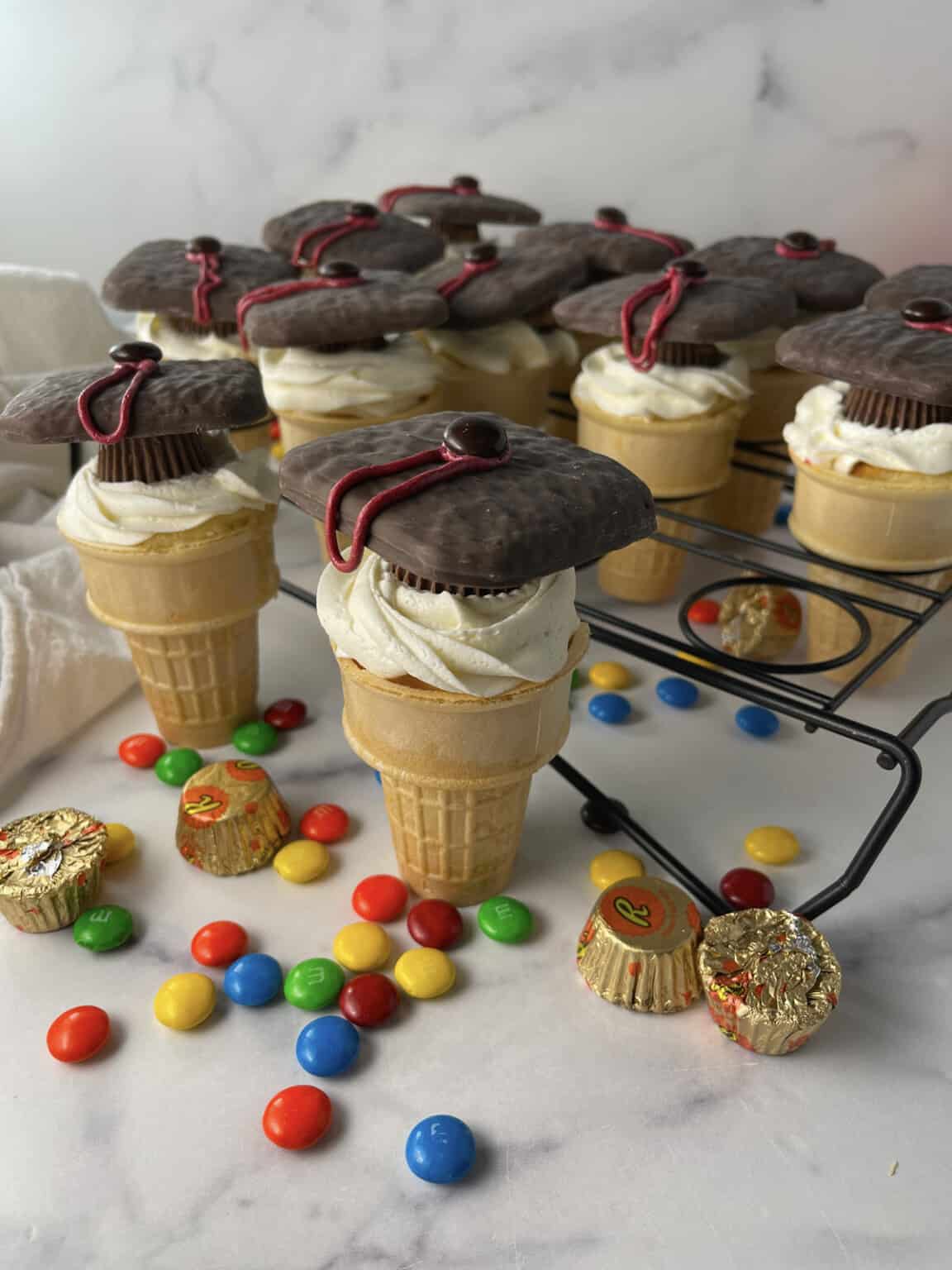 The Best Graduation Party Cupcakes to Impress your Guests - Mom Loves ...